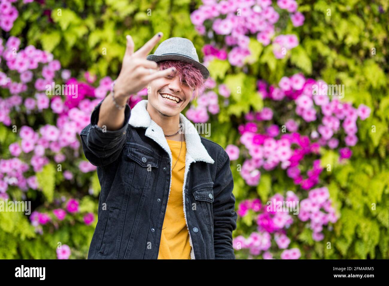 Happy junge Mann Teenager genießen und lächeln im Porträt mit violetten ...