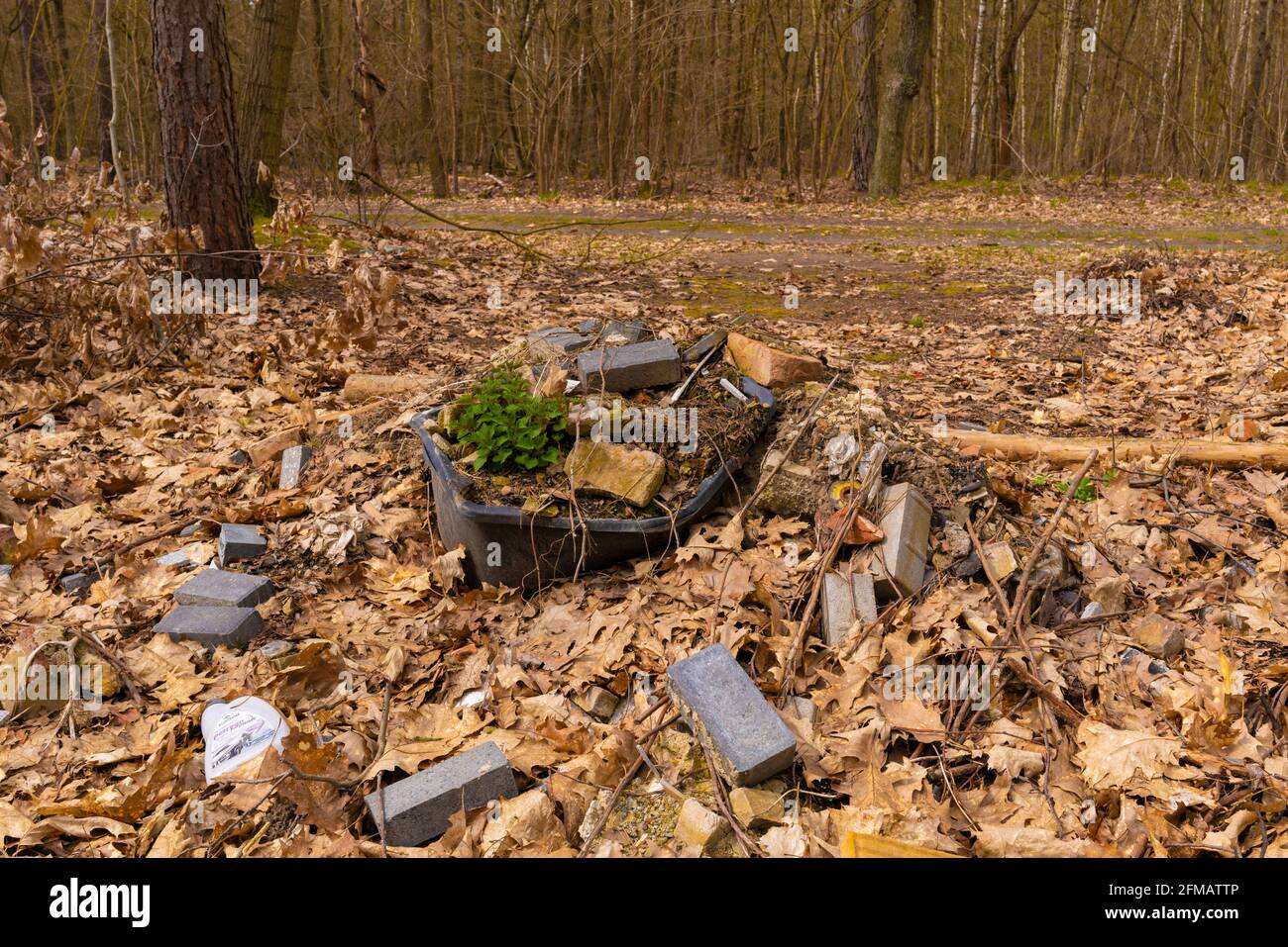 Illegal entsorgter abfall -Fotos und -Bildmaterial in hoher Auflösung ...