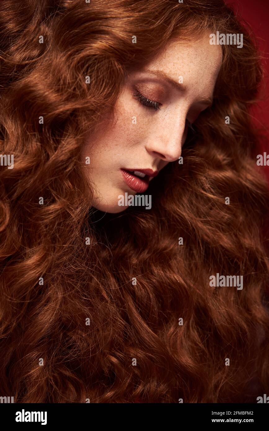 Frau jung rote haare sommersprossen -Fotos und -Bildmaterial in hoher Auflösung – Alamy