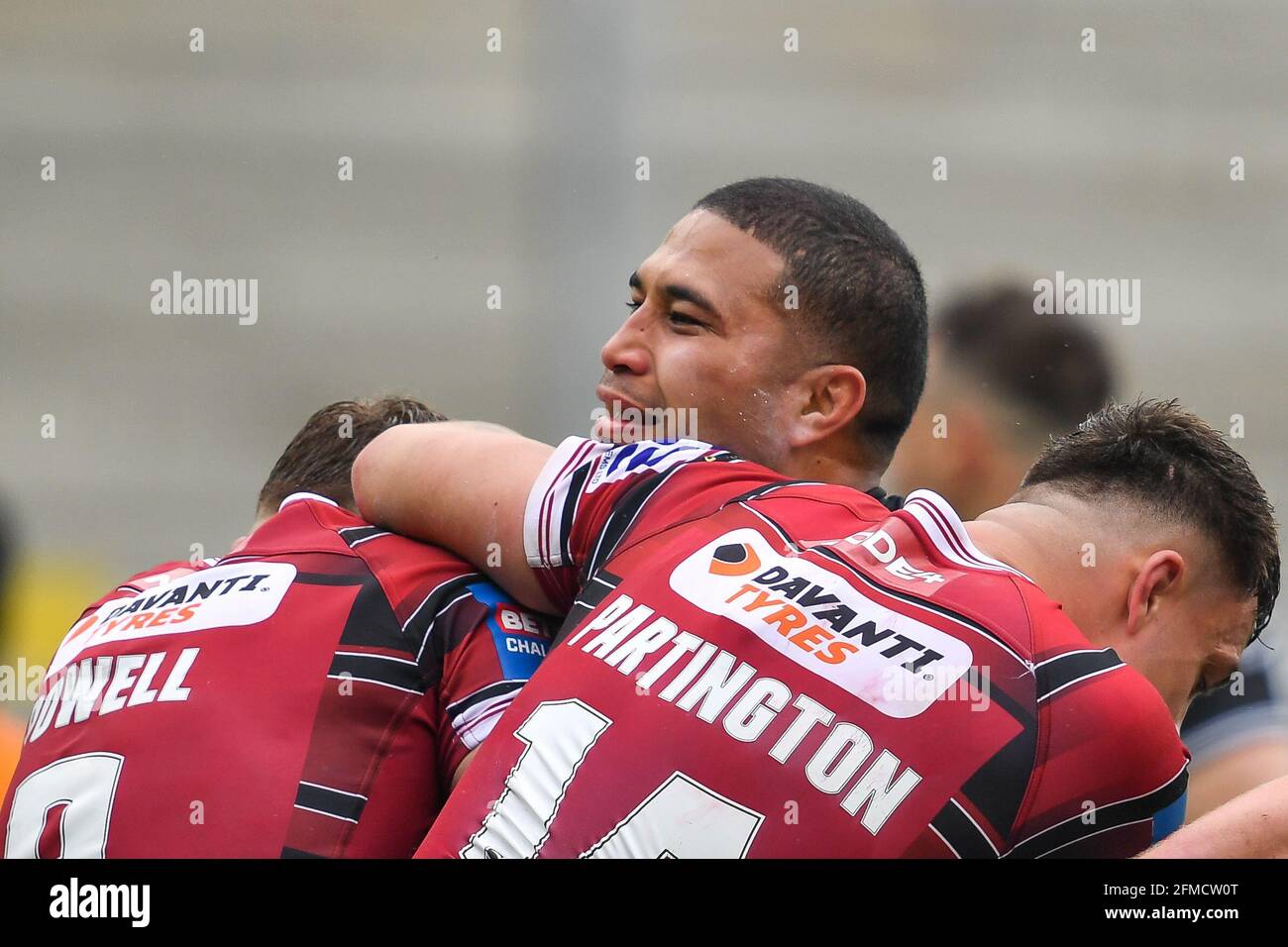 Chris Satae (10) vom Hull FC wird von Ollie angegangen Partington (14 ...