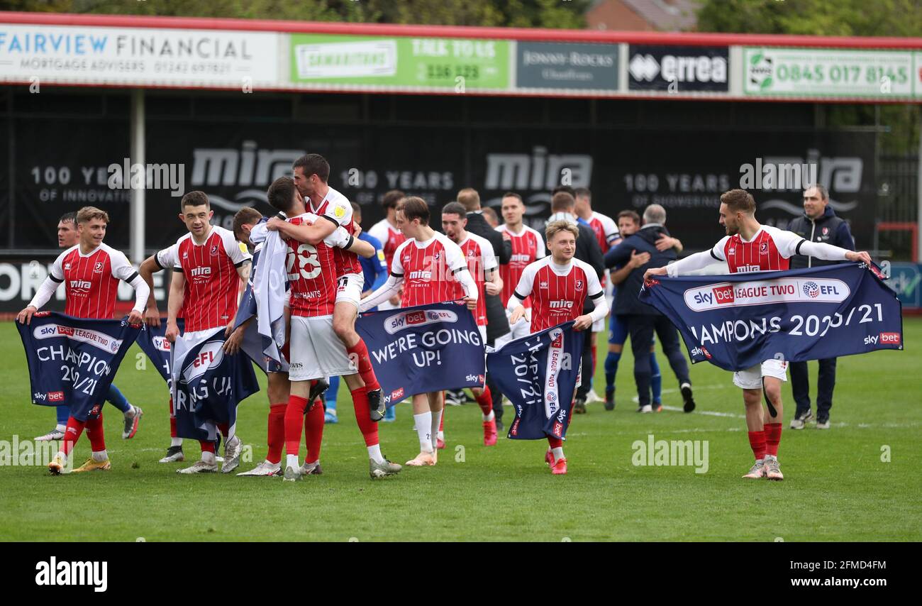 Die Spieler von Cheltenham Town feiern nach dem Spiel der Sky Bet ...