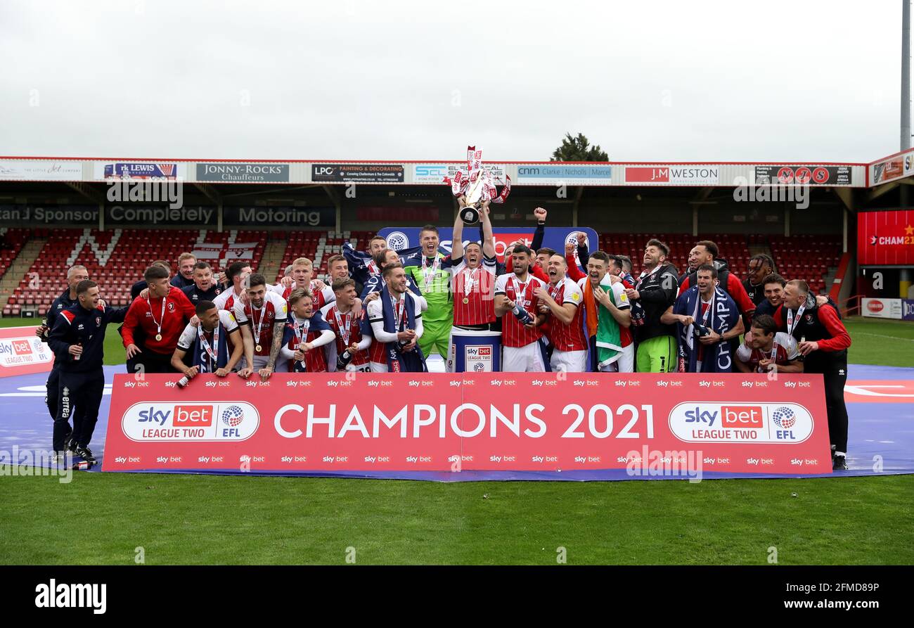 Die Spieler von Cheltenham Town feiern nach dem zweiten Spiel der Sky ...