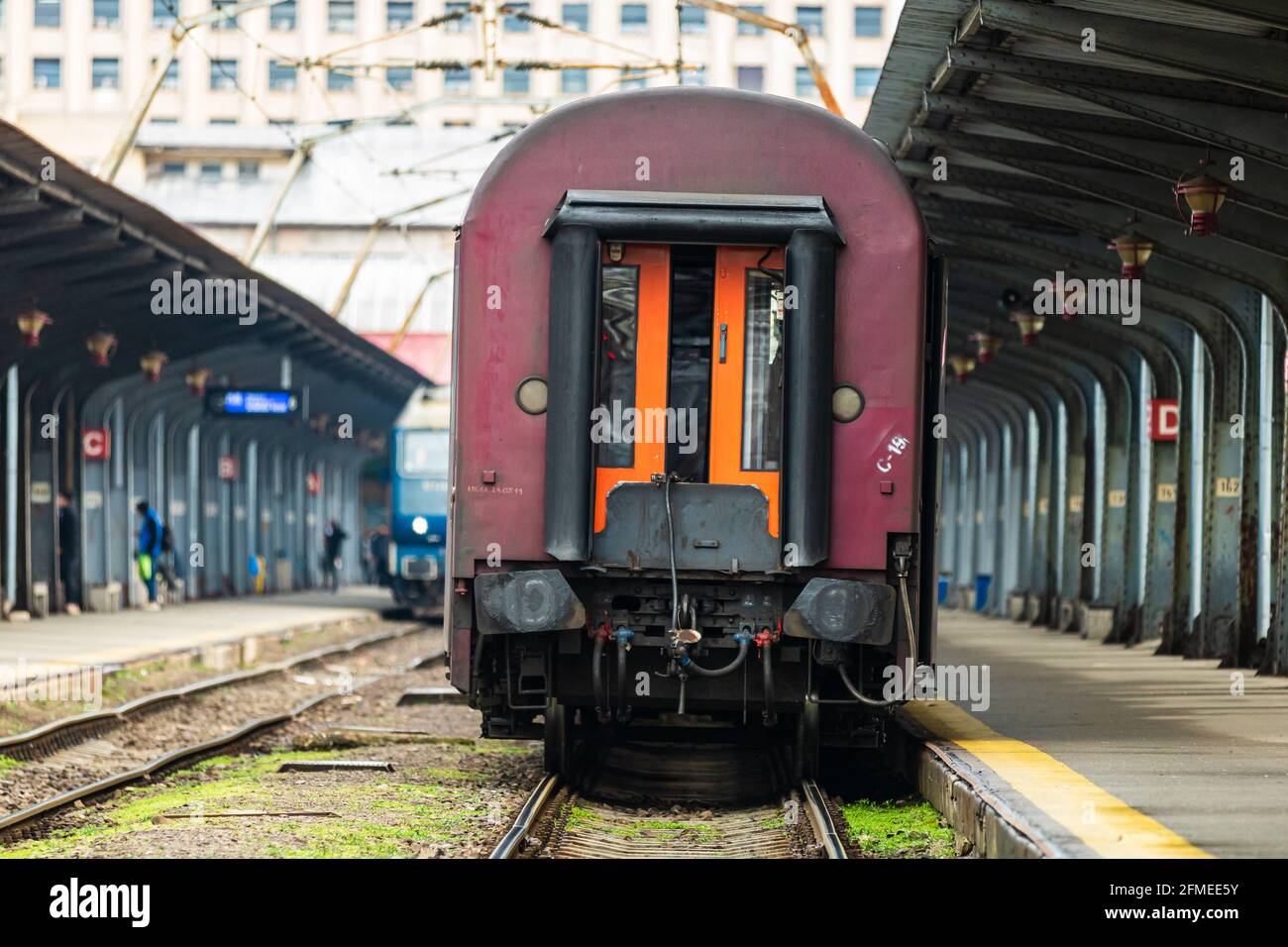 Zug wartet am Bahnsteig am Nordbahnhof Bukarest (Gara de Nord Bukarest). Pendeln mit dem Zug in ...
