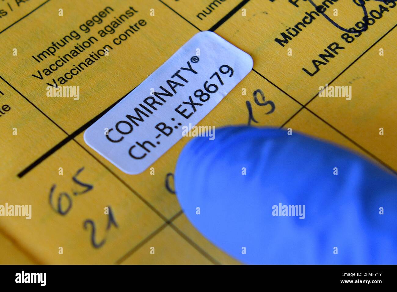 Comirnaty sticker -Fotos und -Bildmaterial in hoher Auflösung – Alamy