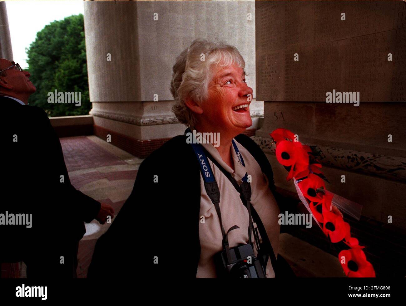 Yvonne Coombes am Theipval Memorial 1998Frau Yvonne Coombes entdeckt ...