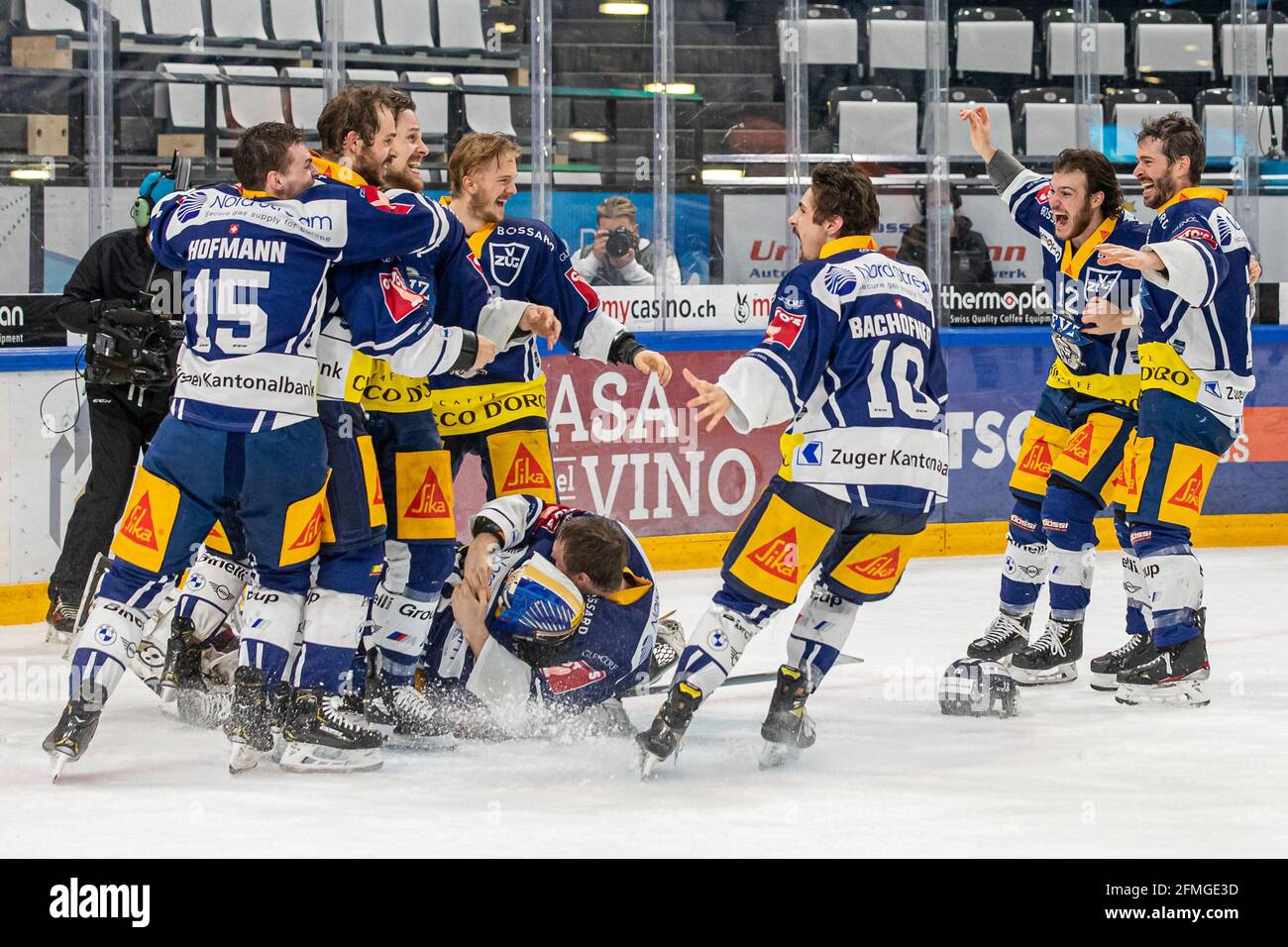Gregory Hofmann # 15 (EV Zug), Nick Shore # 37 (EV Zug), Livio Stadler ...