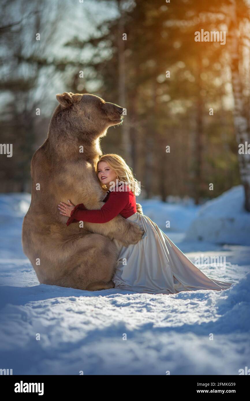 Stepan genießt ein liebevolles Kuscheln mit diesem Modell. MOSKAU ...
