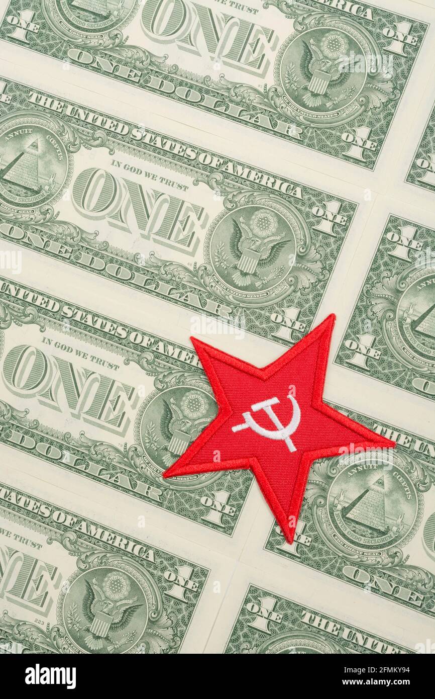 US Socialist / Communist Hammer und Sichellogo mit US-Dollar-Banknoten ...