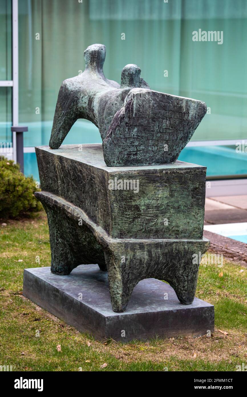 Liegende Figur auf Sockel. Skulptur von Henry Moore (1960) vor dem ...