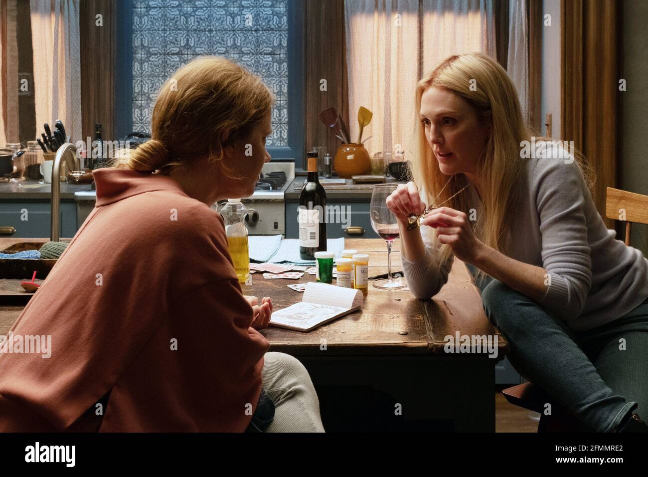 DIE FRAU IM FENSTER, von links: Amy Adams, Julianne Moore, 2021. ph ...