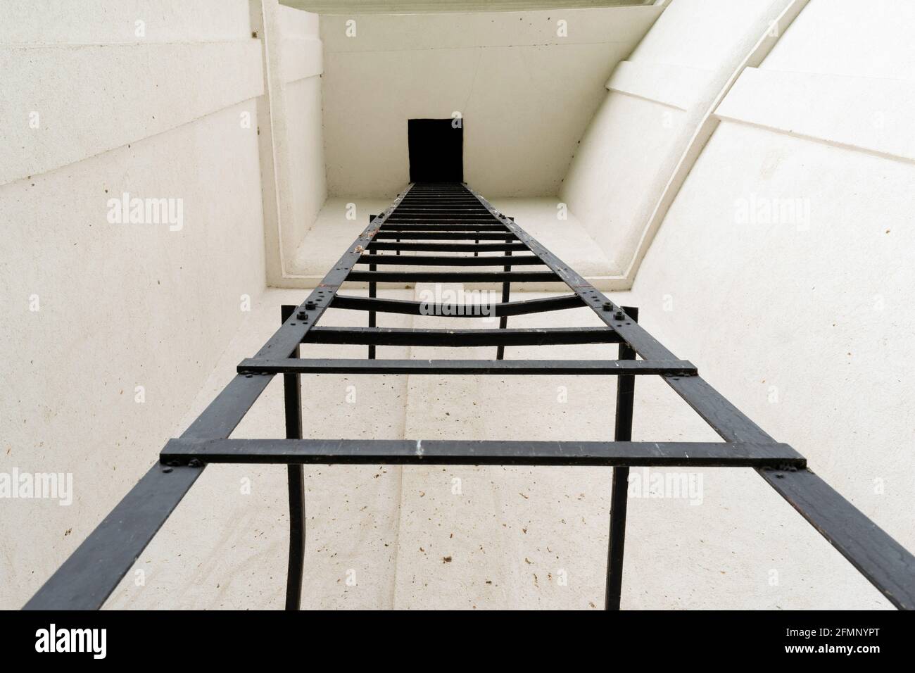 Very tall ladder -Fotos und -Bildmaterial in hoher Auflösung – Alamy