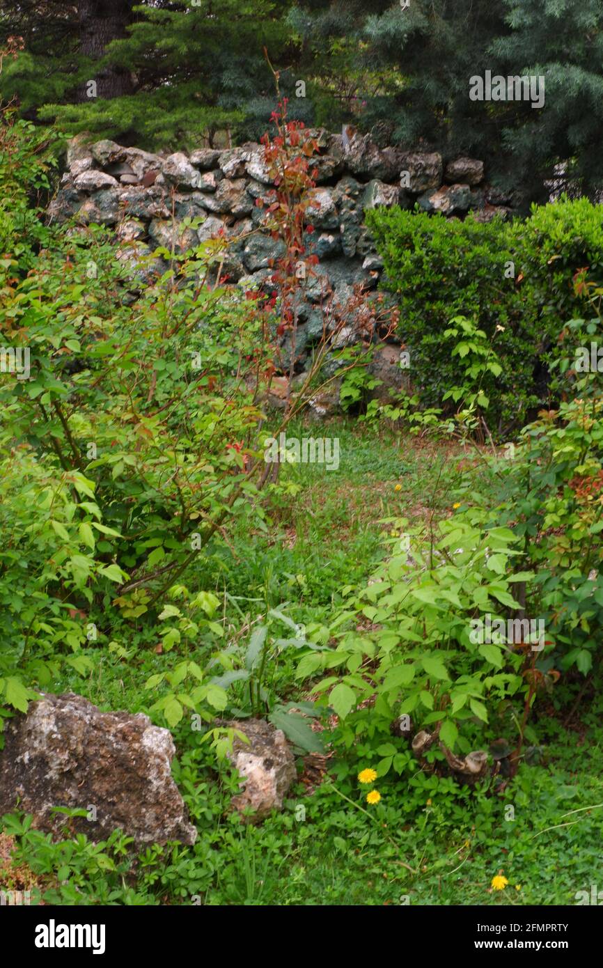 Natursteinmauerwerk garten -Fotos und -Bildmaterial in hoher Auflösung ...