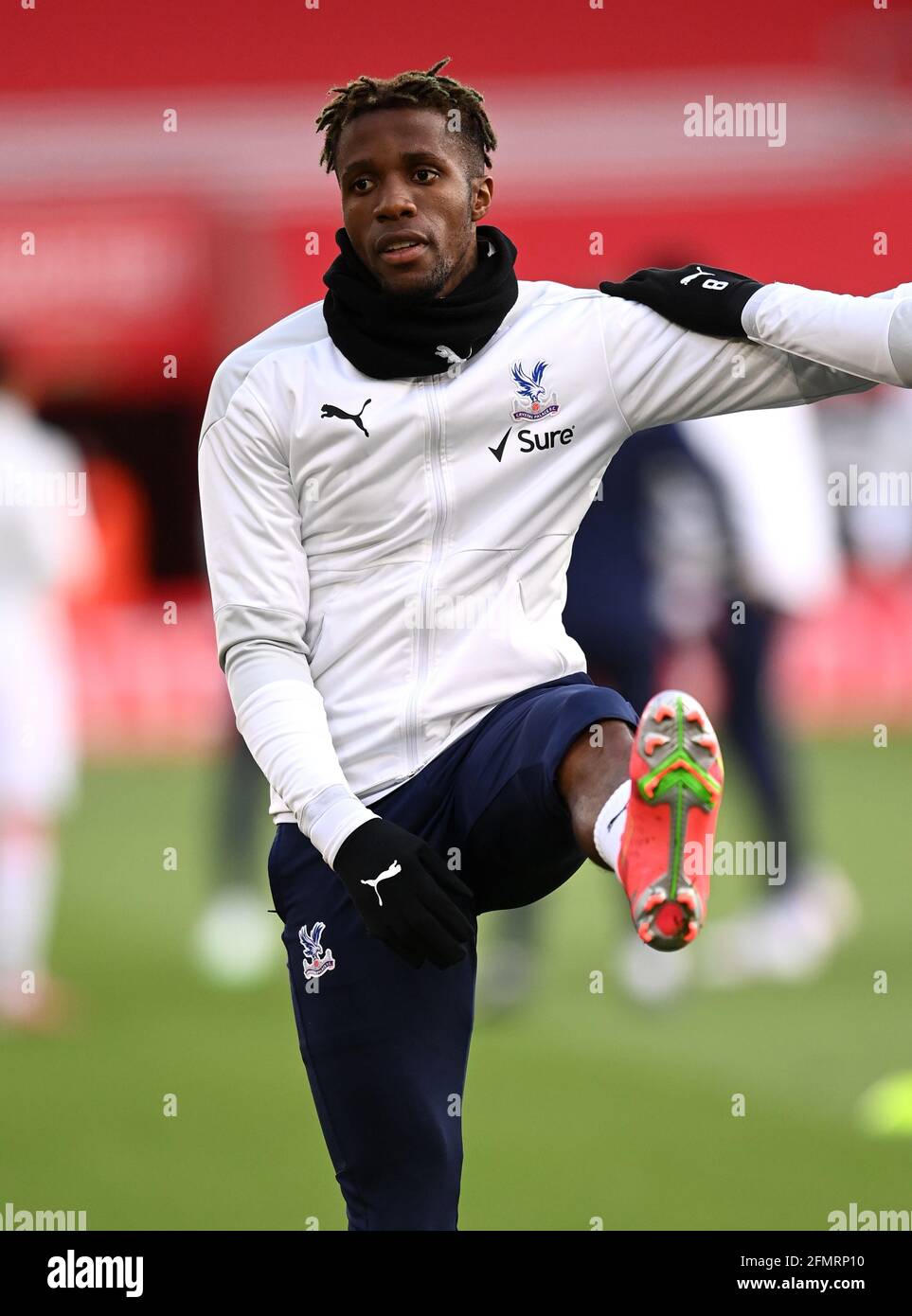 Wilfried Zaha aus dem Crystal Palace erwärmt sich vor dem Premier ...