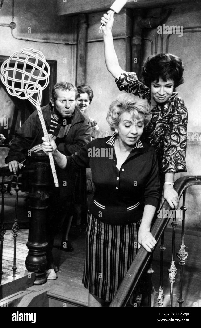 Teppichklopfer frau mann -Fotos und -Bildmaterial in hoher Auflösung ...