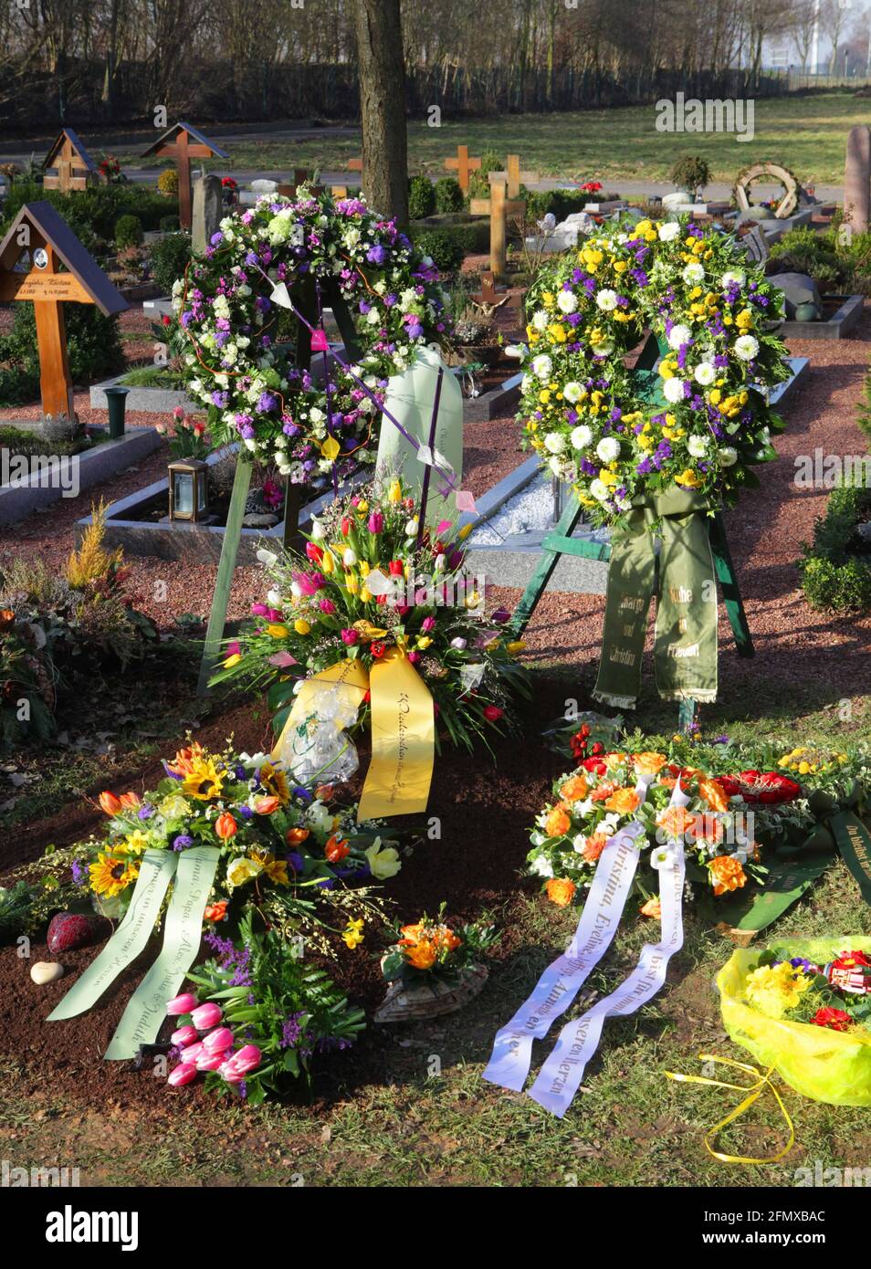 Kraenze, Blumen und Grabschmuck am Grab des ermordeten Mirco Schrapfer ...