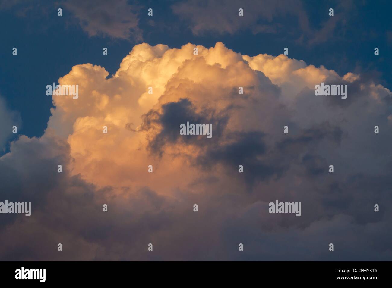Cumulonimbus cumulus storm cloud -Fotos und -Bildmaterial in hoher ...