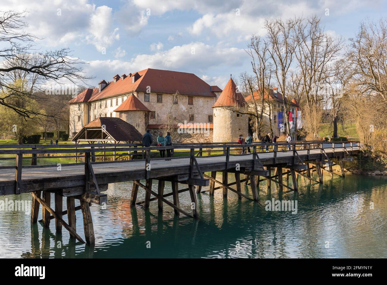 Burg Otočec (Grad Otočec) auf einer kleinen Insel mitten im Fluss Krka ...