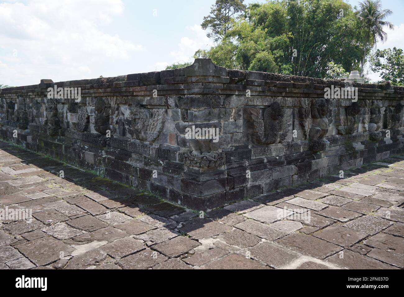 Blitar, Ost-Java, Indonesien - 27. April 2021 : Antikes Relief auf dem ...