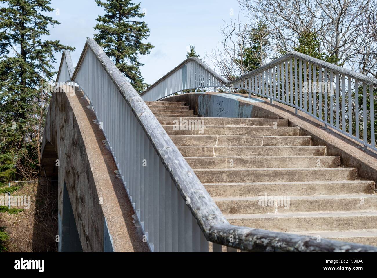Suspended pathway -Fotos und -Bildmaterial in hoher Auflösung – Alamy