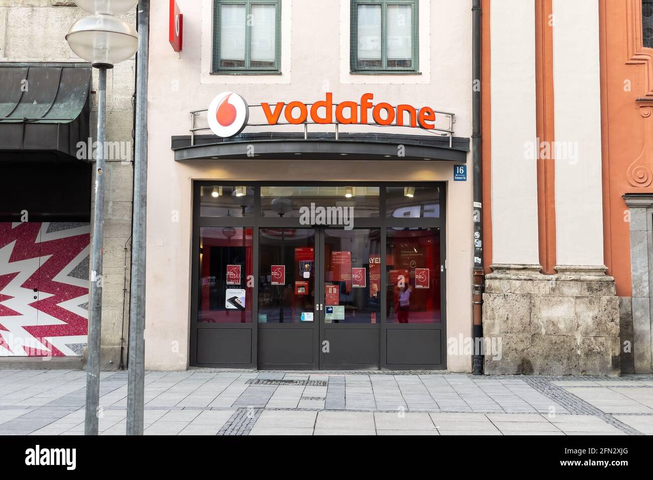 Shop front vodafone -Fotos und -Bildmaterial in hoher Auflösung – Alamy