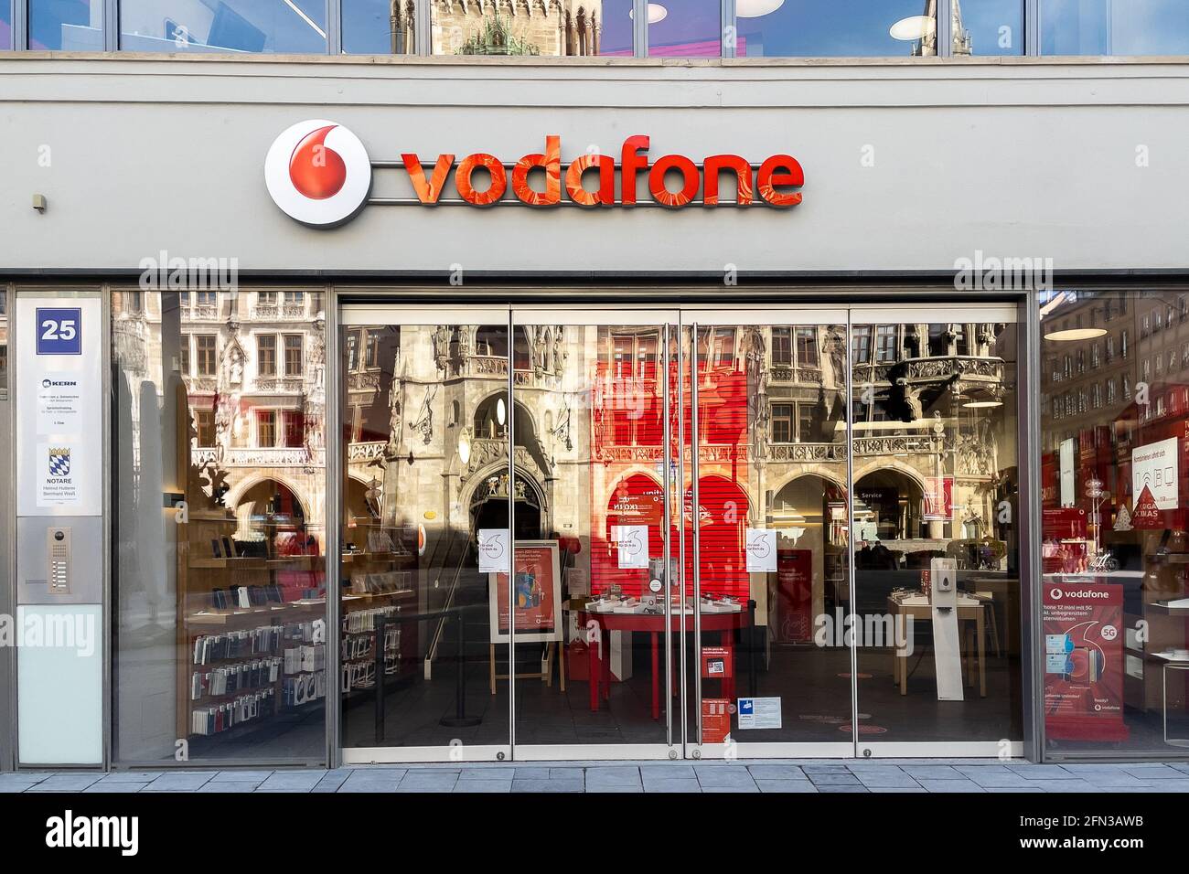 Shop front vodafone -Fotos und -Bildmaterial in hoher Auflösung – Alamy