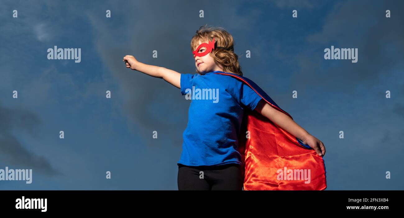 Superman im flug -Fotos und -Bildmaterial in hoher Auflösung – Alamy