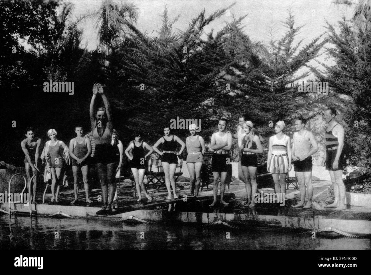 Jump off diving board -Fotos und -Bildmaterial in hoher Auflösung – Alamy