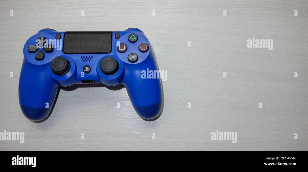 Ps4 blue controller -Fotos und -Bildmaterial in hoher Auflösung – Alamy