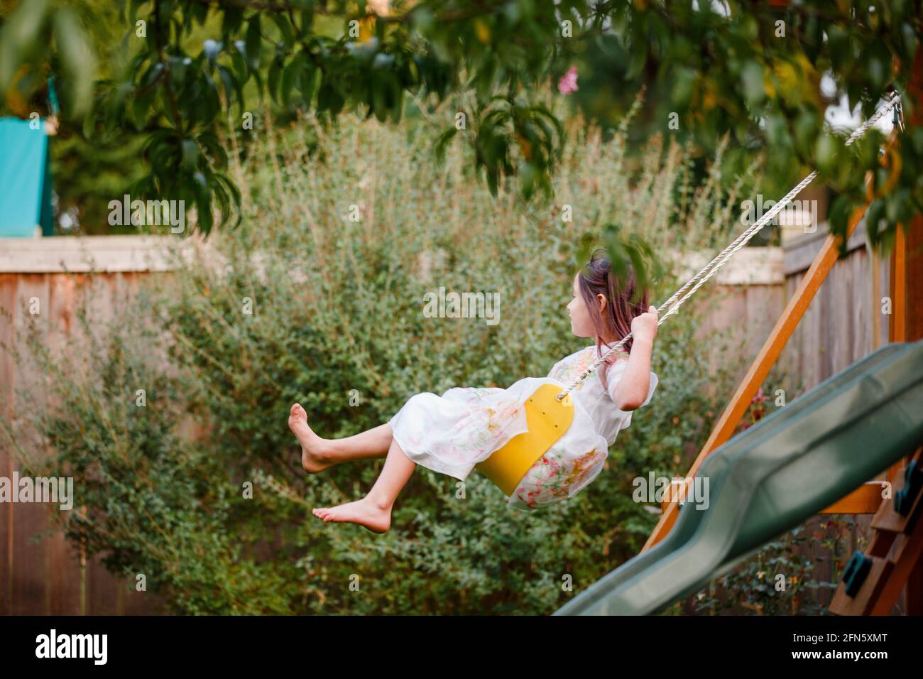 Barfuss mädchen -Fotos und -Bildmaterial in hoher Auflösung – Alamy
