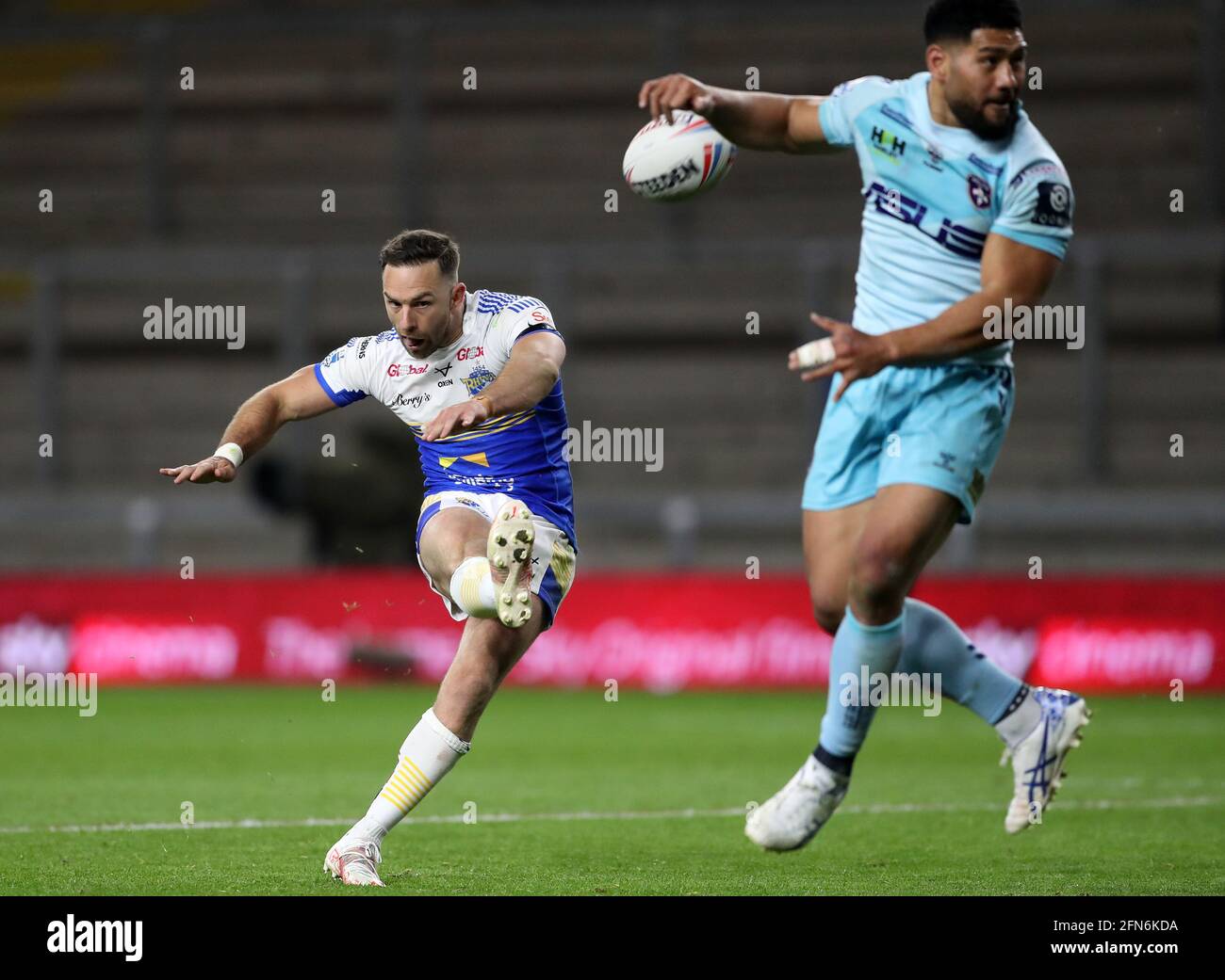 Luke Gale von Leeds Rhinos schießt beim Spiel der Betfred Super League ...
