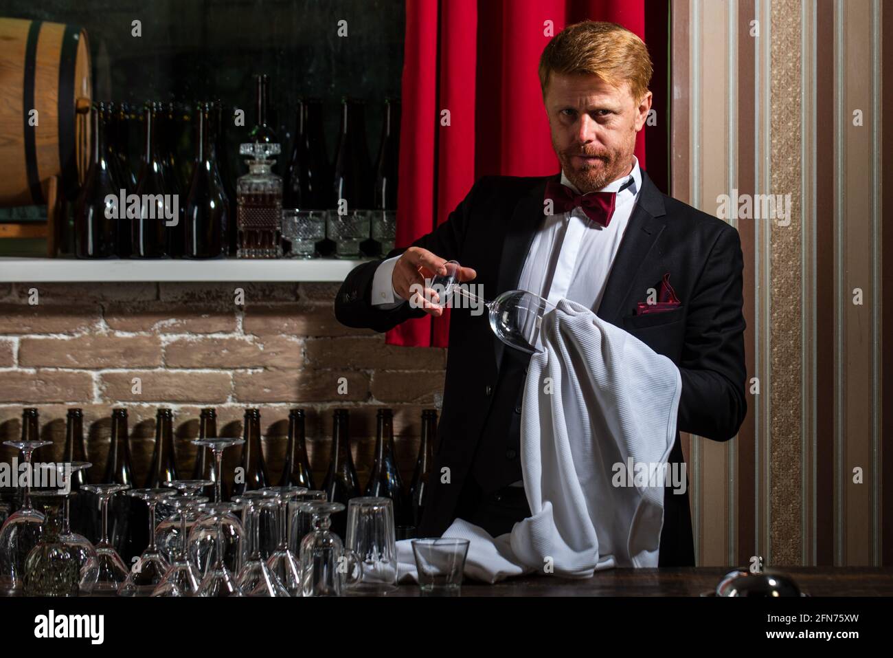 Das Personal im Restaurant putzt. Kellner Barkeeper reiben Glas ...