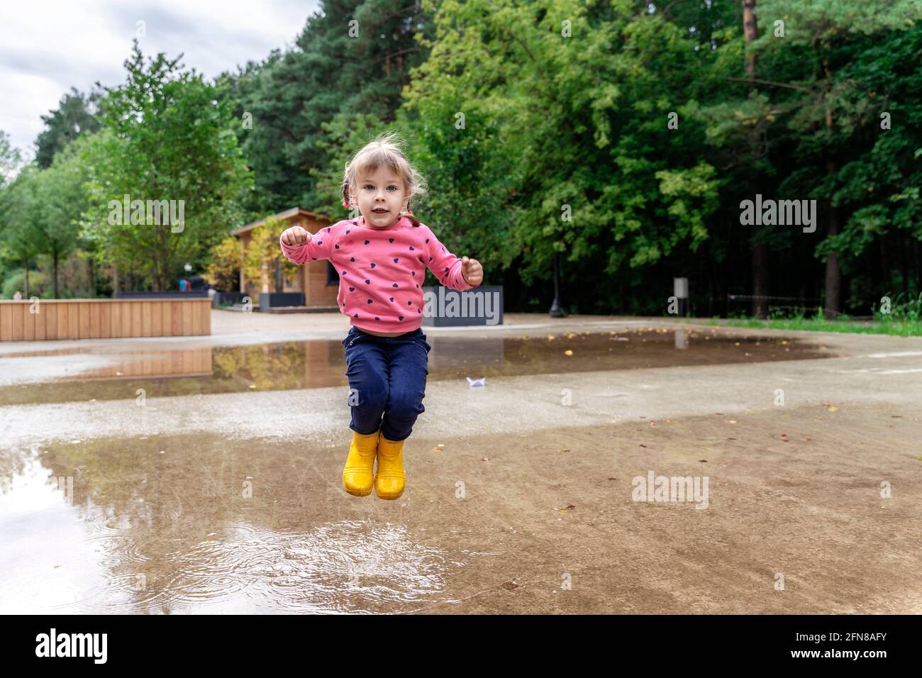 Kinder springen in der luft im park Stockfotos und -bilder Kaufen - Alamy
