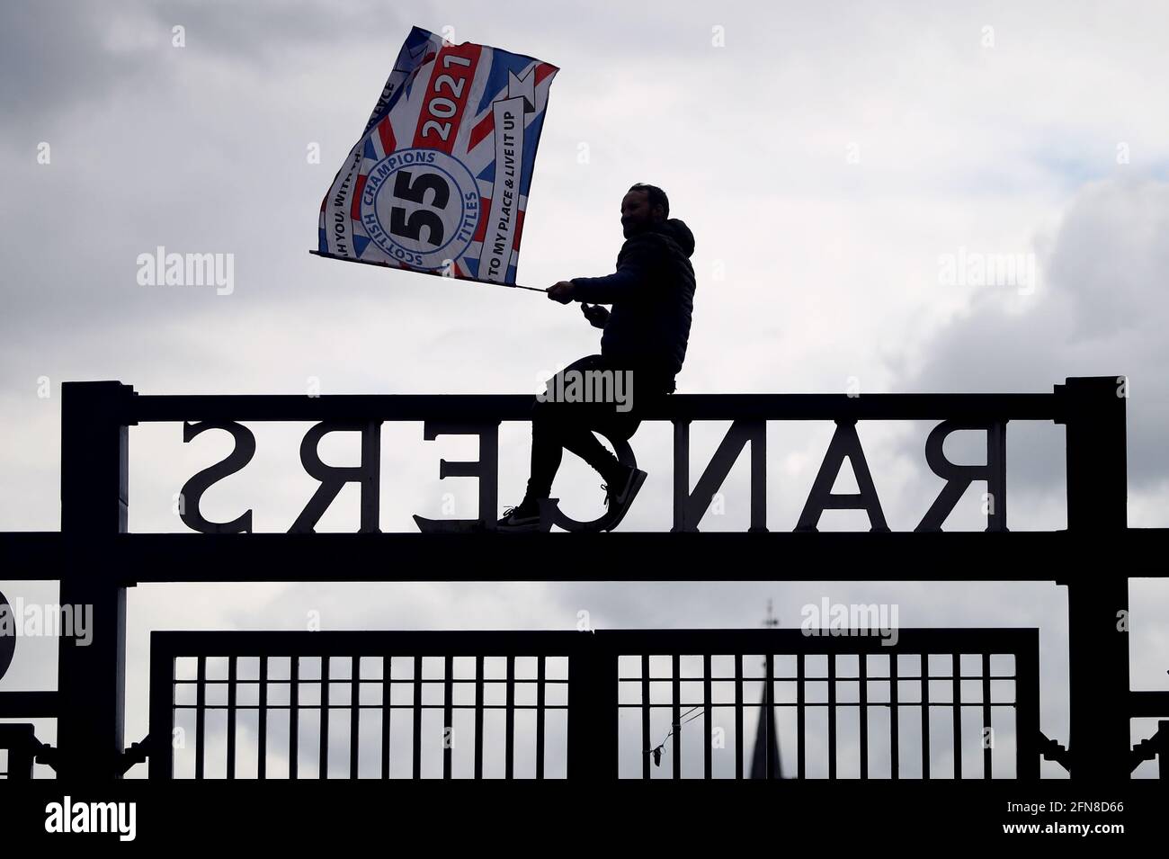 Ein Rangers-Fan sitzt während des Spiels der schottischen Premiership ...