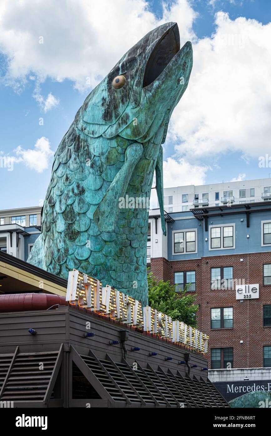 Giant fish sculpture -Fotos und -Bildmaterial in hoher Auflösung – Alamy
