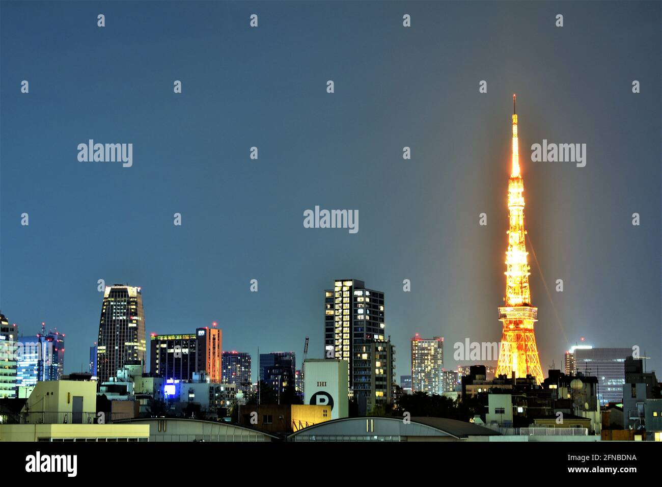 Beleuchteter Tokyo Tower unter dem Nachthimmel des Shiba-koen-Viertels in Minato Stockfotografie ...