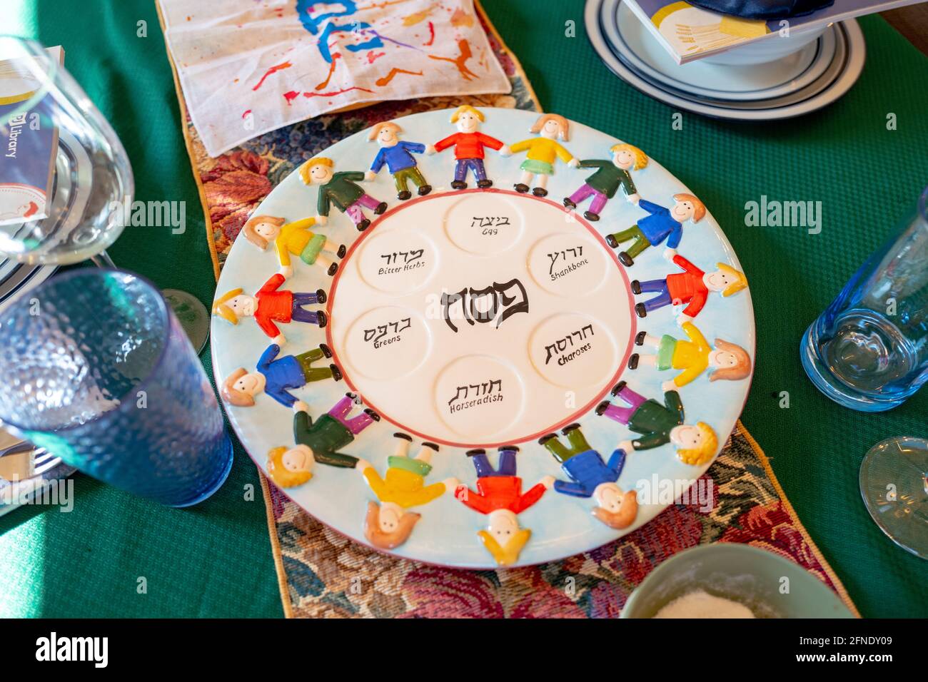 Tisch im Vorstadthaus Set für das rituelle Seder-Essen zum Feiertag ...