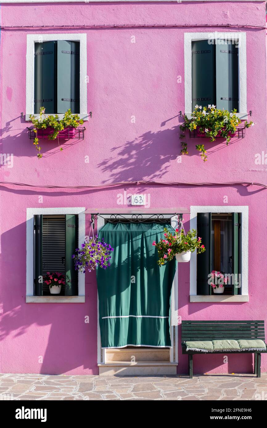 Hausfassade rosa -Fotos und -Bildmaterial in hoher Auflösung – Alamy