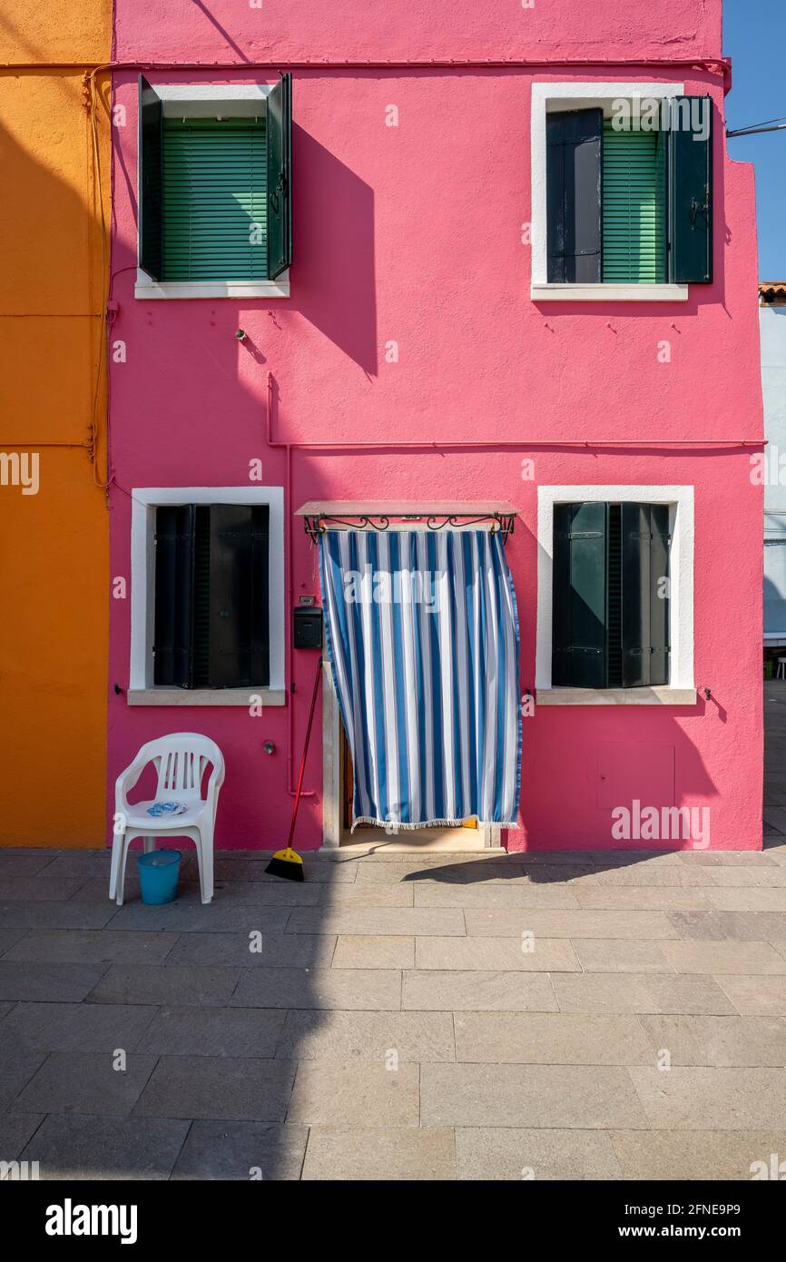 Hausfassade rosa -Fotos und -Bildmaterial in hoher Auflösung – Alamy
