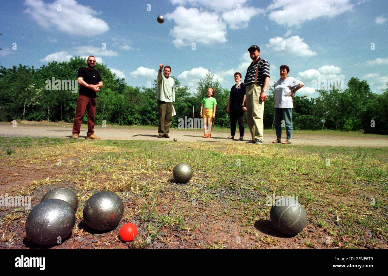 Mann wirft boule -Fotos und -Bildmaterial in hoher Auflösung – Alamy