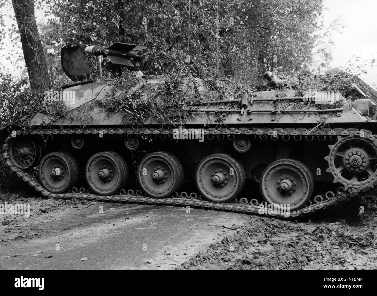 Der mit Raketen angetriebene Panzer 1 ist mit der drahtgeführten ...