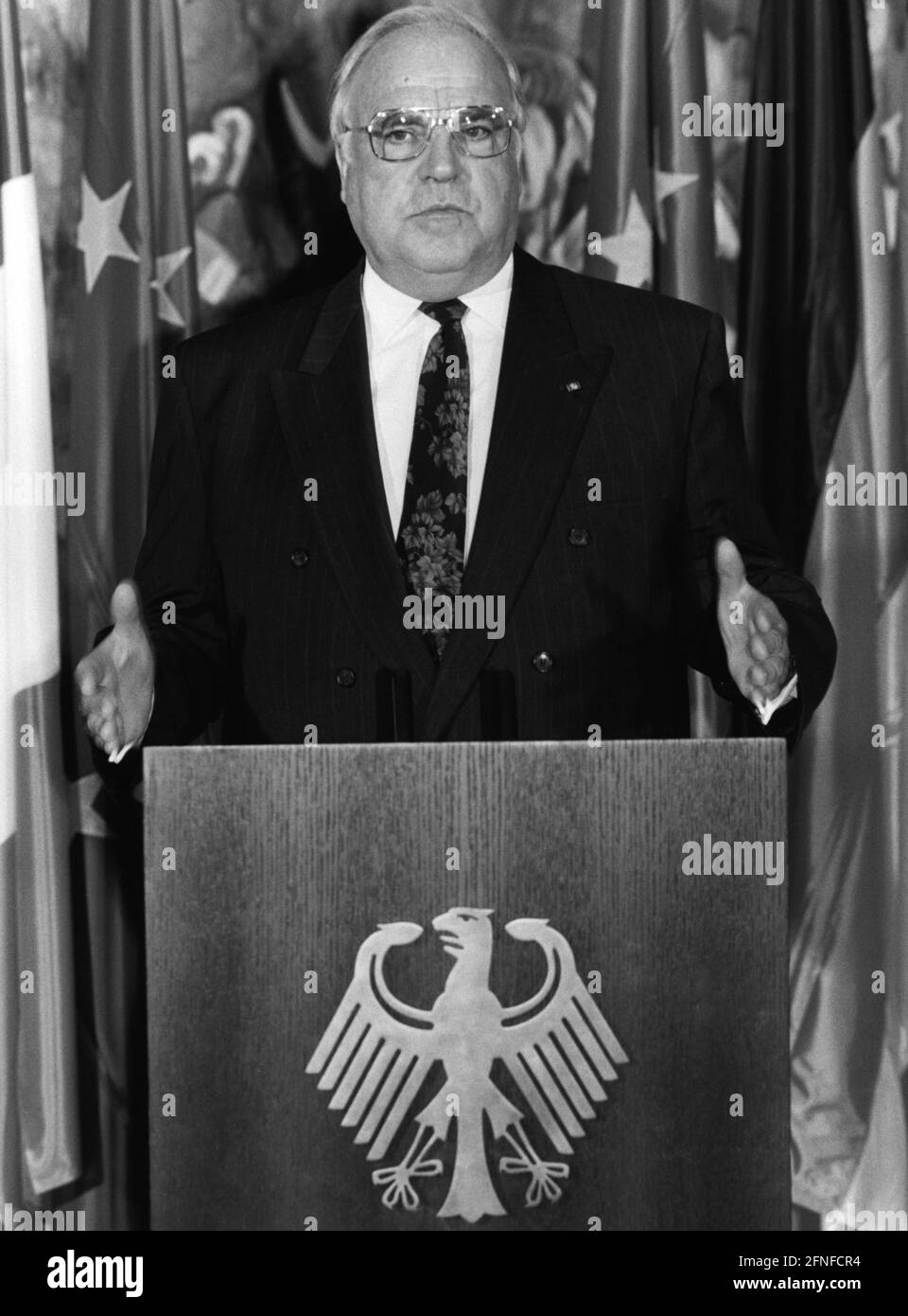 Bundeskanzler Helmut Kohl (CDU) als Sprecher. Auf dem Rednerpult prangt ...