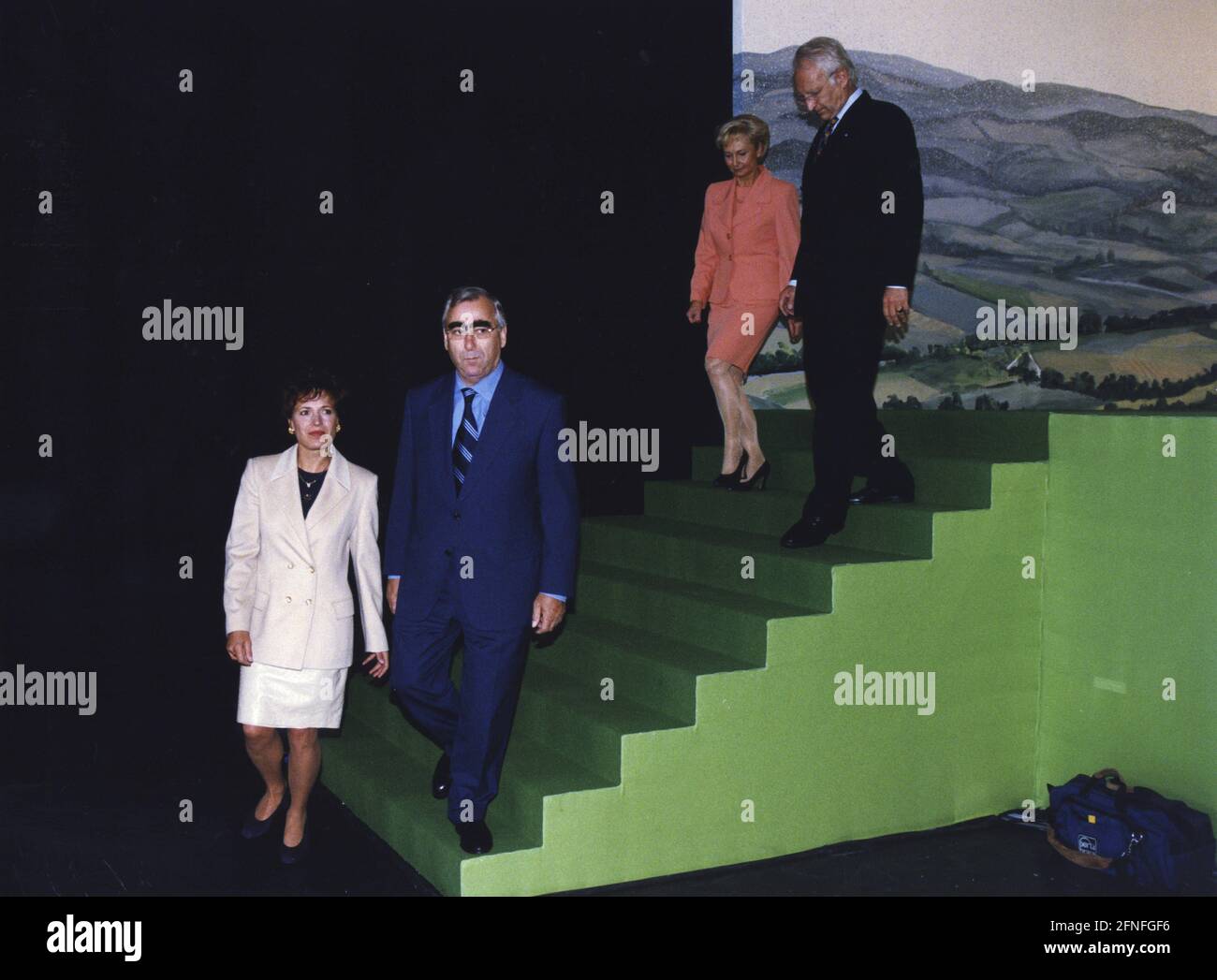 Der Bundesfinanzminister und CSU-Vorsitzende Theodor Waigel mit seiner ...