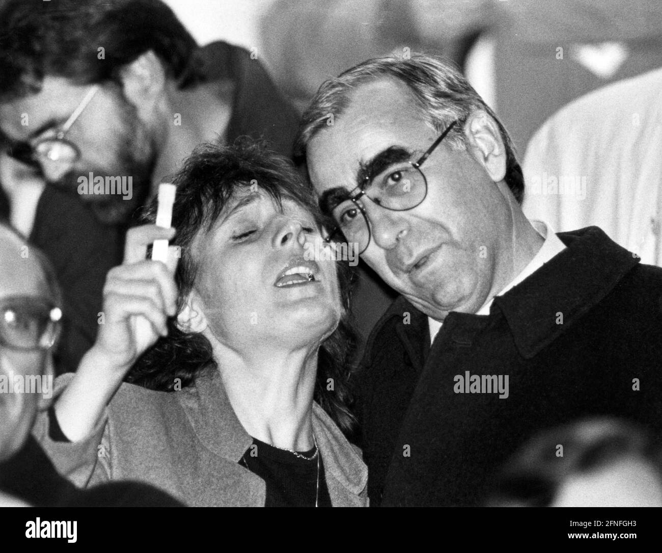 Der Bundesfinanzminister und CSU-Vorsitzende Theodor Waigel singen mit ...