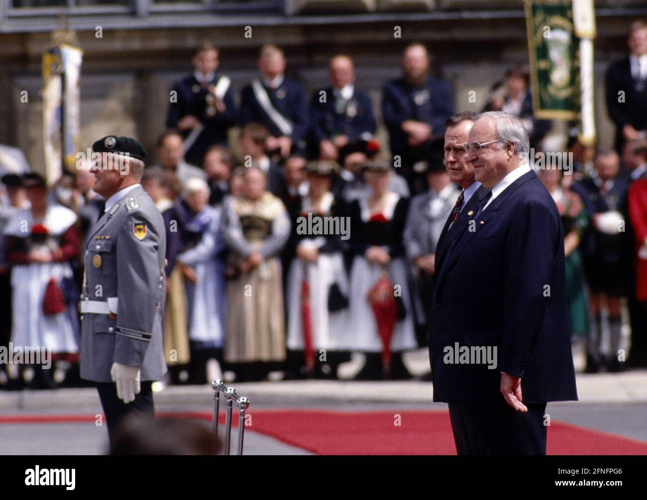 Helmut kohl and george bush -Fotos und -Bildmaterial in hoher Auflösung ...