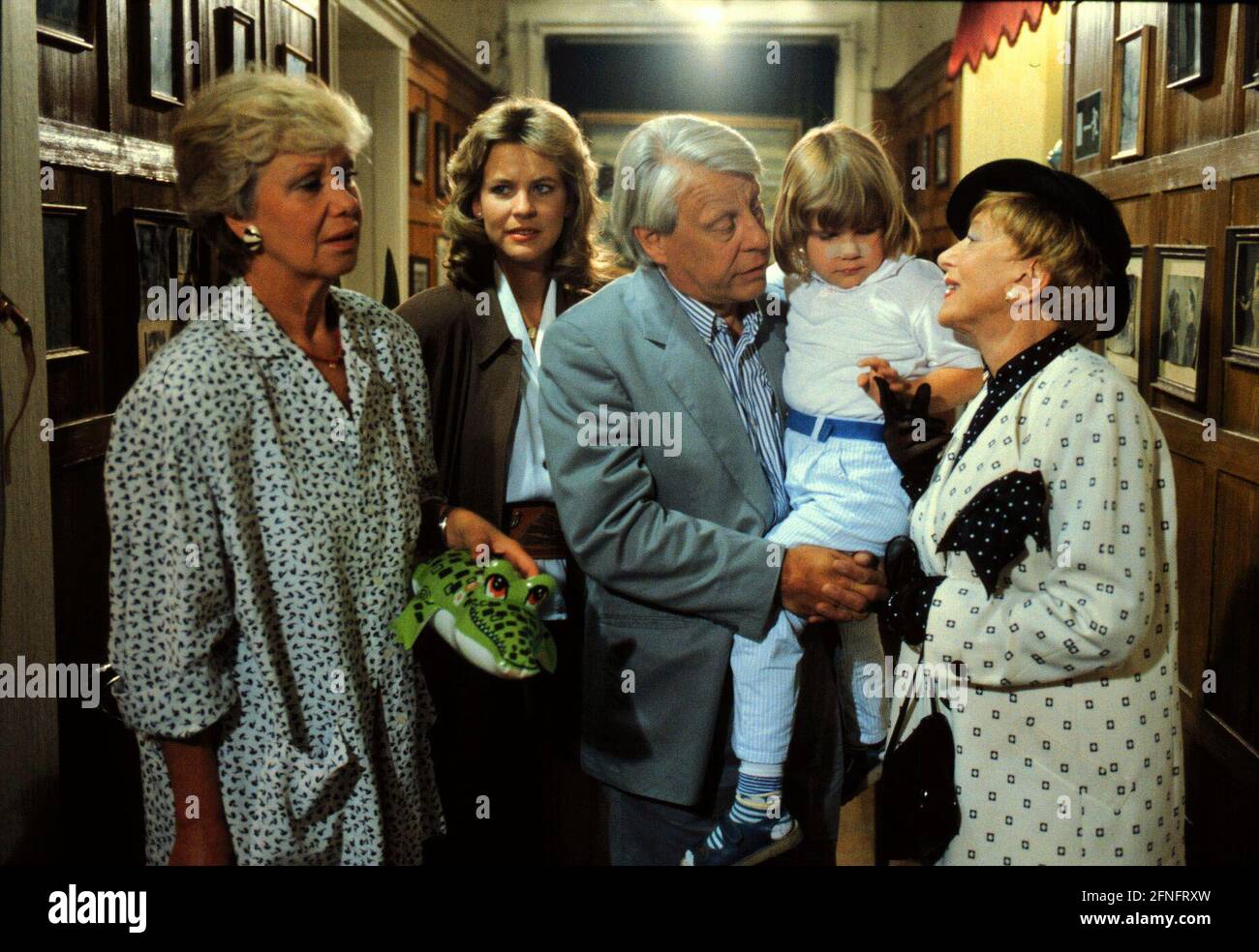 DIE WICHERTS VON NEBENAN, ZDF TV SERIE, 1989, SZENE: MARIA SEBALDT ...