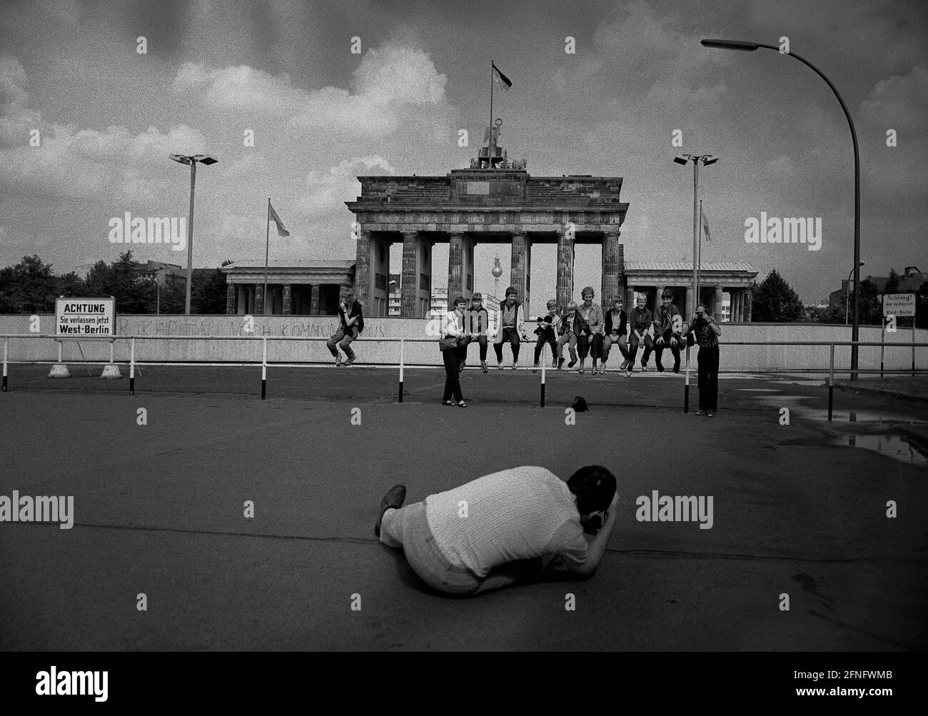 Achtung sie verlasse jetzt west berlin -Fotos und -Bildmaterial in ...
