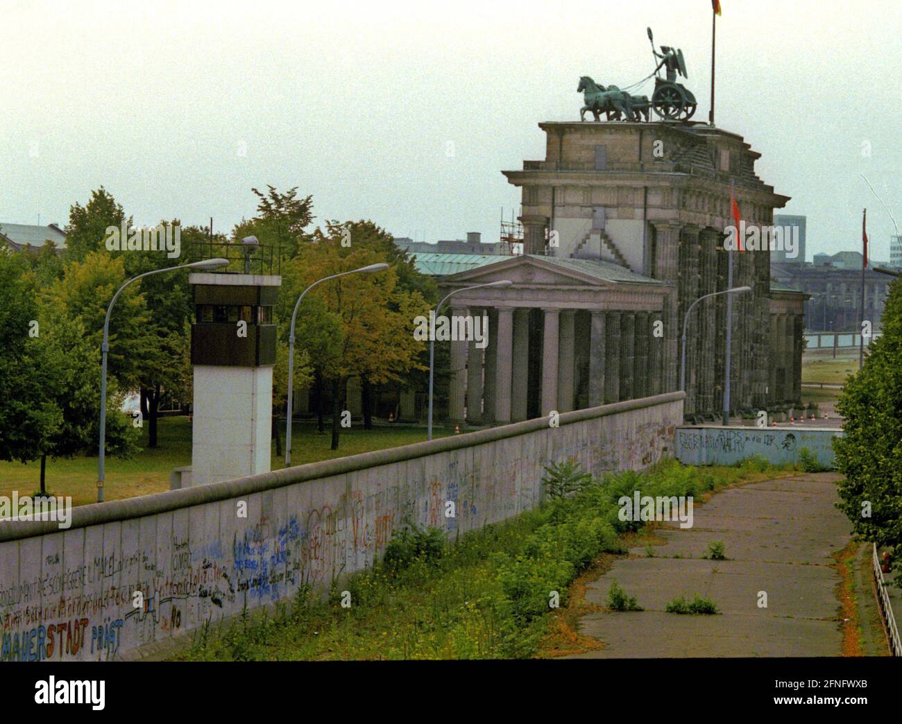 Berlin / Zentrum / DDR / Mauer / 10 / 1986 die Mauer am Brandenburger ...