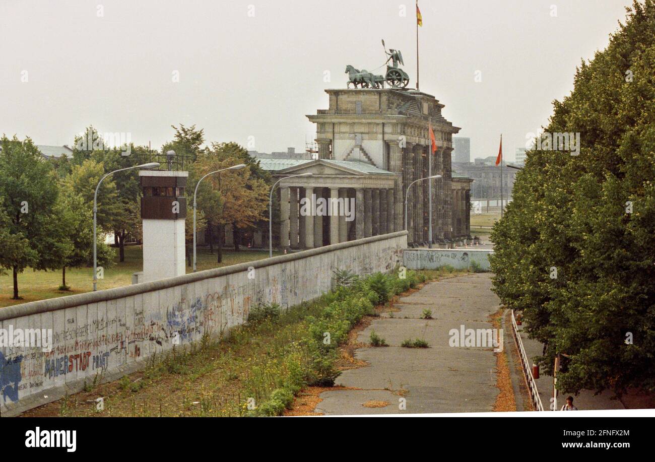 Berlin / Zentrum / DDR / Mauer / 10 / 1986 die Mauer am Brandenburger ...
