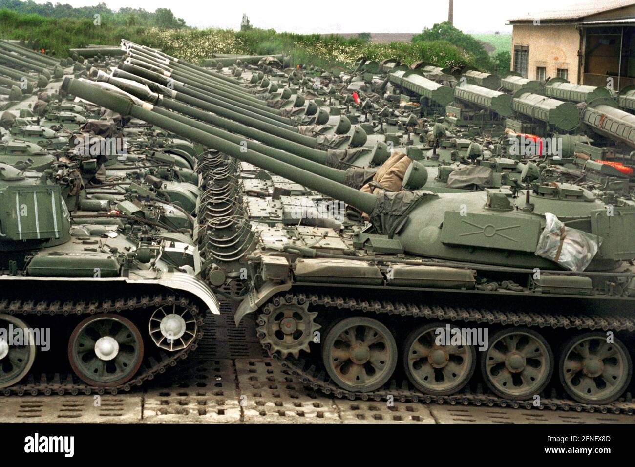 Sachsen / DDR-Staat / Vereinigung / 1990 DDR-Panzer vom Typ T55 warten ...