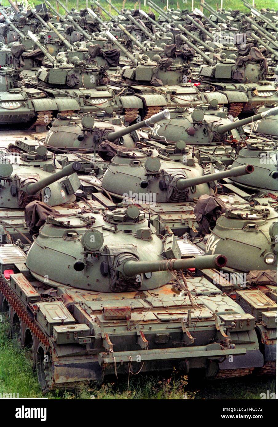 Sachsen / DDR-Staat / Vereinigung / 1990 DDR-Panzer vom Typ T55 warten ...